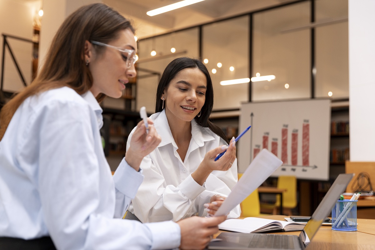 What does an economist do? See 11 functions of this career - ESEG College